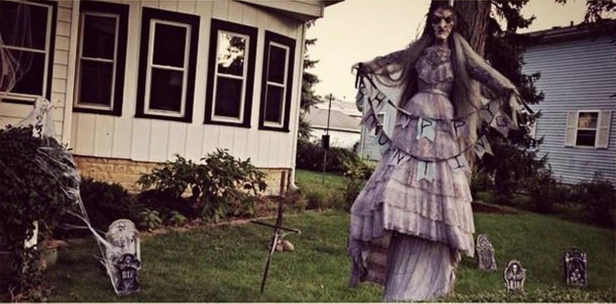 14 Frighteningly Real Halloween Decorations to Spook Trick-or-Treaters ...