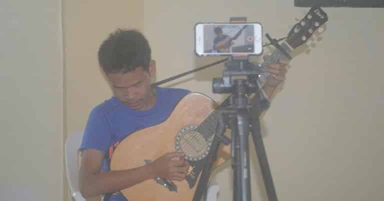 Blind Singer From the Philippines Amazes People With Guitar-Playing ...