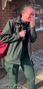 Ambulance Worker Gets Applauded By An Entire Street In Her Neighborhood ...